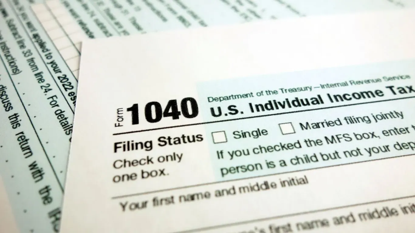 Single Filing Status: Rules, Tax Brackets & Refund Tips